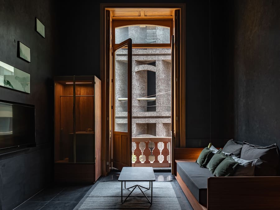 Suite, 1 quarto, varanda | Edredões de penas, cofre no quarto, com decoração personalizada