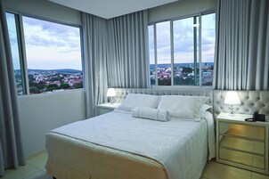 Frigobar, cortinas blackout, Wi-Fi de cortesia, roupa de cama