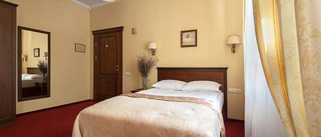 Quarto Clássico com Cama de Casal, Vista para a cidade | Cofre no quarto, secretária, cortinas/cortinados opacos