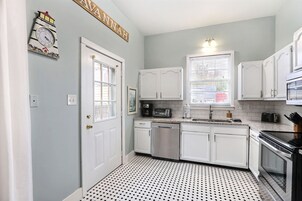 Apartamento | Cozinha privada | Um frigorífico/congelador grande, um micro-ondas, um forno 