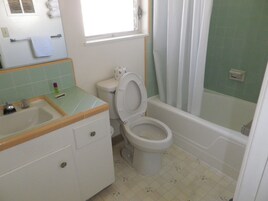 Chuveiro/banheira combinados, produtos de toalete grátis