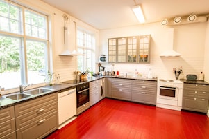 Refrigerador em uma área comum, micro-ondas em uma área comum