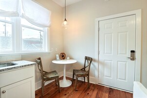 Apartamento Standard, várias camas | Sala de estar | TV de ecrã plano 