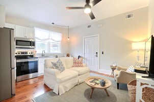 Apartamento Standard, várias camas | Sala de estar | TV de ecrã plano 