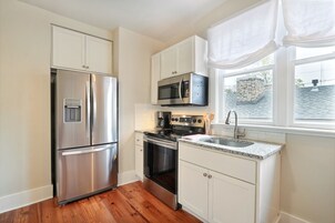 Apartamento Standard, várias camas | Cozinha privada | Um frigorífico/congelador grande, um micro-ondas, um forno 