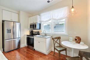 Apartamento Standard, várias camas | Cozinha privada | Um frigorífico/congelador grande, um micro-ondas, um forno 