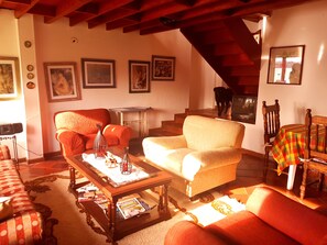 Cabana de Madeira Familiar | Sala de estar | TV de ecrã plano 