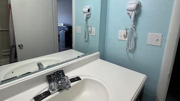 Uma combinação polibã/banheira, um chuveiro de hidromassagem