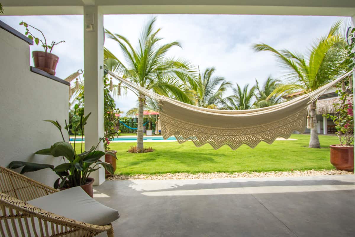 Suite Deluxe, 1 cama king-size, vista para a piscina | Roupa de alta qualidade, edredões de penas