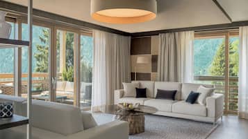 Apartamento de Luxo, 3 quartos | Sala de estar | TV de ecrã plano