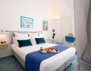 Quarto standard, vista para a cidade | Frigobar, cofres nos quartos, individualmente decorados, escrivaninha