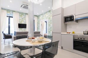 Apartamento, 1 quarto (Exterior) | Cozinha privada | Um frigorífico/congelador grande, um micro-ondas, um forno 