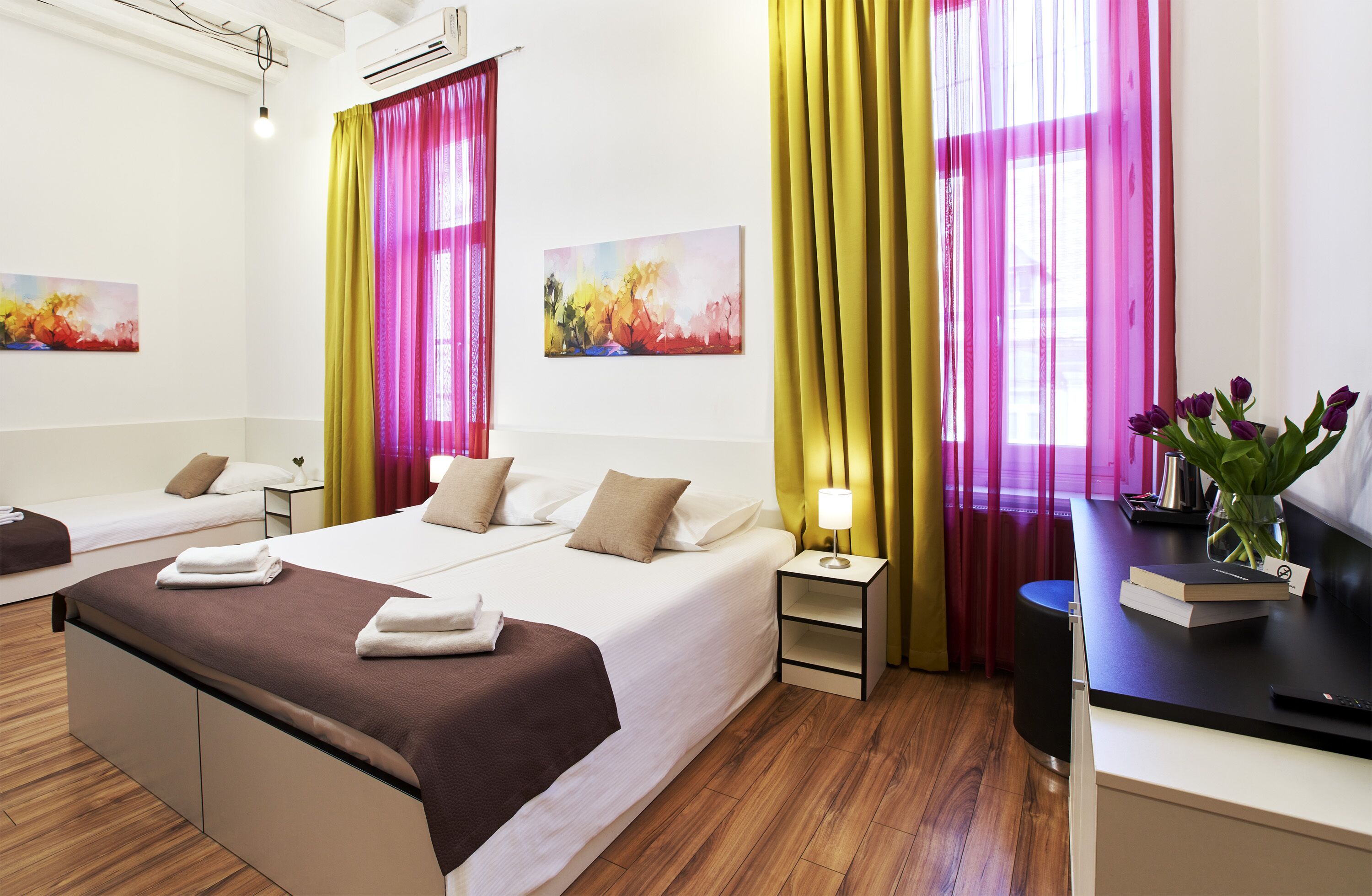 Quarto quádruplo superior | 1 quarto, edredons de pluma, cofres nos quartos, cortinas blackout