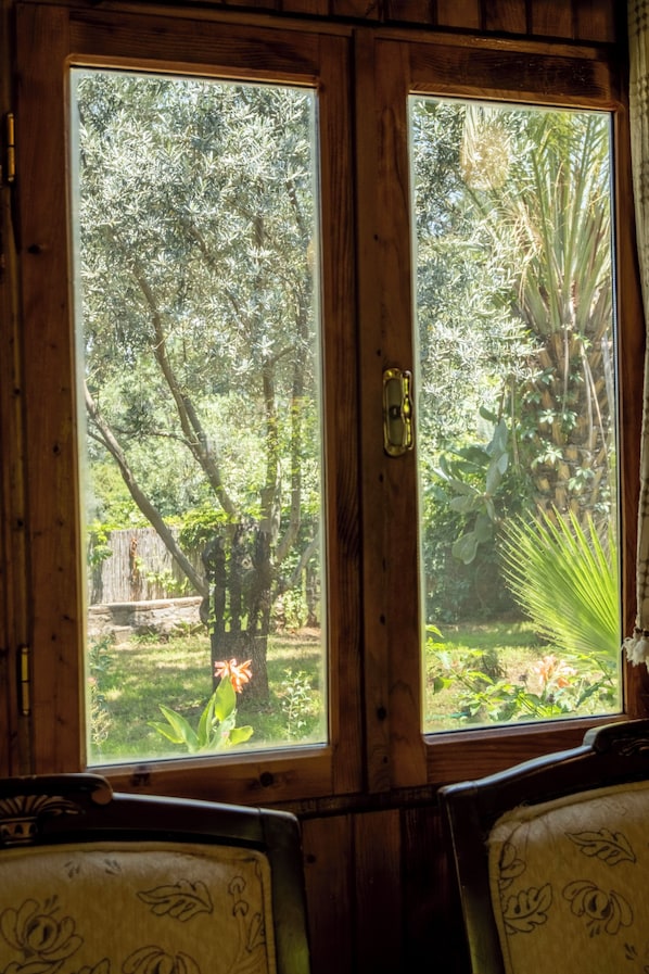Casa na Árvore Económica | Vista do quarto