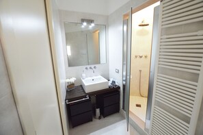 Apartamento, 2 quartos | Casa de banho | Um polibã, um secador de cabelo, um bidé, toalhas fornecidas 