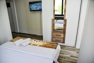 Ferro/tábua de engomar, Wi-fi grátis, roupa de cama fornecida