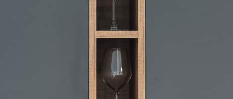 Um armário de madeira com duas taças de vinho dentro.