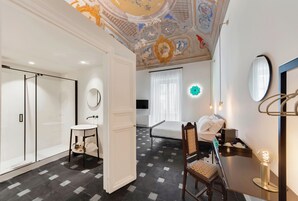 Roupas de cama premium, frigobar, cofres nos quartos