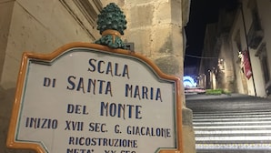 Placa para Scala di Santa Maria del Monte com datas de construção.