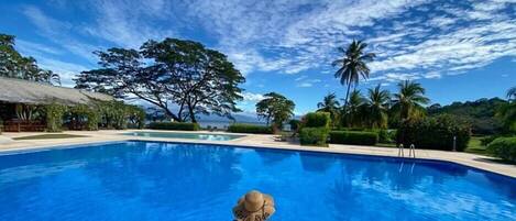 2 piscinas externas, guarda-sóis, espreguiçadeiras