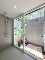 Quarto Deluxe | Casa de banho | Um polibã, um chuveiro fixo, artigos de higiene ecológicos 