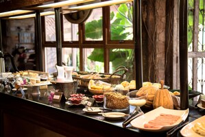 Café da manhã com buffet grátis todos os dias