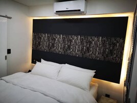 Quarto casal básico | Frigobar, cofres nos quartos, escrivaninha