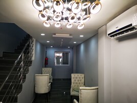 Área de estar no saguão