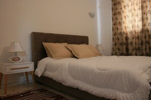 Apartamento conforto, 2 quartos | 2 quartos, escrivaninha, espaço de trabalho para notebook