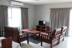 Chalé Familiar, 2 quartos | Sala | Televisor LCD de 32 polegadas com canais via satélite, televisor 