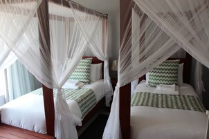 2 quartos, cofre no quarto, secretária