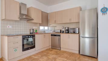 Vila, 3 quartos, piscina particular | Cozinha privada | Geladeira, micro-ondas, fogão, cooktop