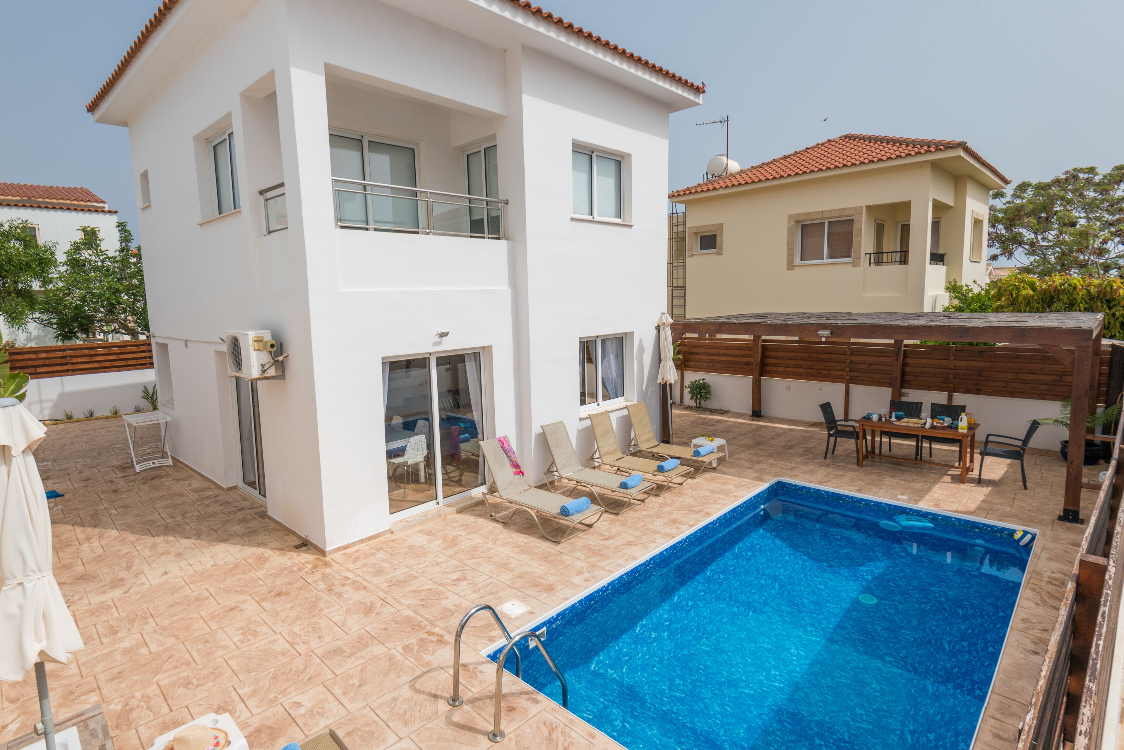 Piscina exterior, espreguiçadeiras 