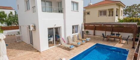 Piscina exterior, espreguiçadeiras