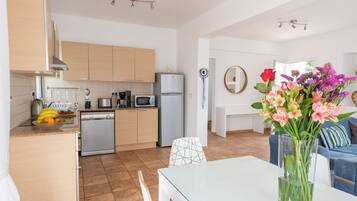 Villa, 3 quartos, piscina privativa | Cozinha privada | Um frigorífico, um micro-ondas, um forno, uma placa de cozinha