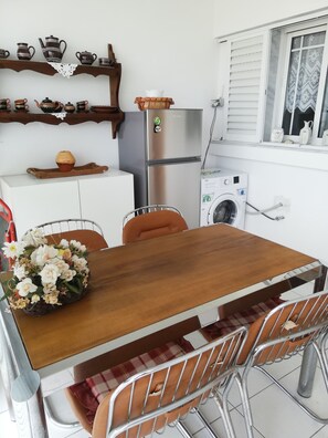 Apartamento família, 2 quartos, vista para o mar | Opções para refeição no quarto