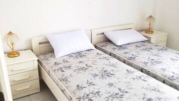 Apartamento Familiar, 2 quartos, vista para o mar | 2 quartos, com mobília individualizada, ferro/tábua de engomar