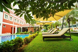 Piscina exterior, da(s) 9:00 à(s) 20:30, toldos gratuitos 