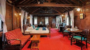 Wood House | 1 quarto, escrivaninha, quartos à prova de som, roupa de cama