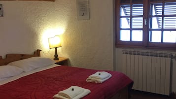 Quarto Triplo Deluxe, vista para a montanha (Stark Wolves) | Lençóis italianos Frette, roupa de alta qualidade, edredões de penas