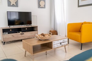 Villa, 2 quartos, piscina privativa | Sala de estar | Televisor de ecrã plano de 43 polegadas com canais via satélite