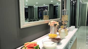 Pequeno-almoço tipo buffet diário (5 EUR por pessoa)