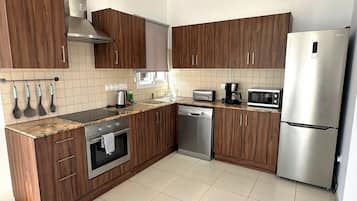 Um frigorífico, um micro-ondas, um forno, uma placa de cozinha