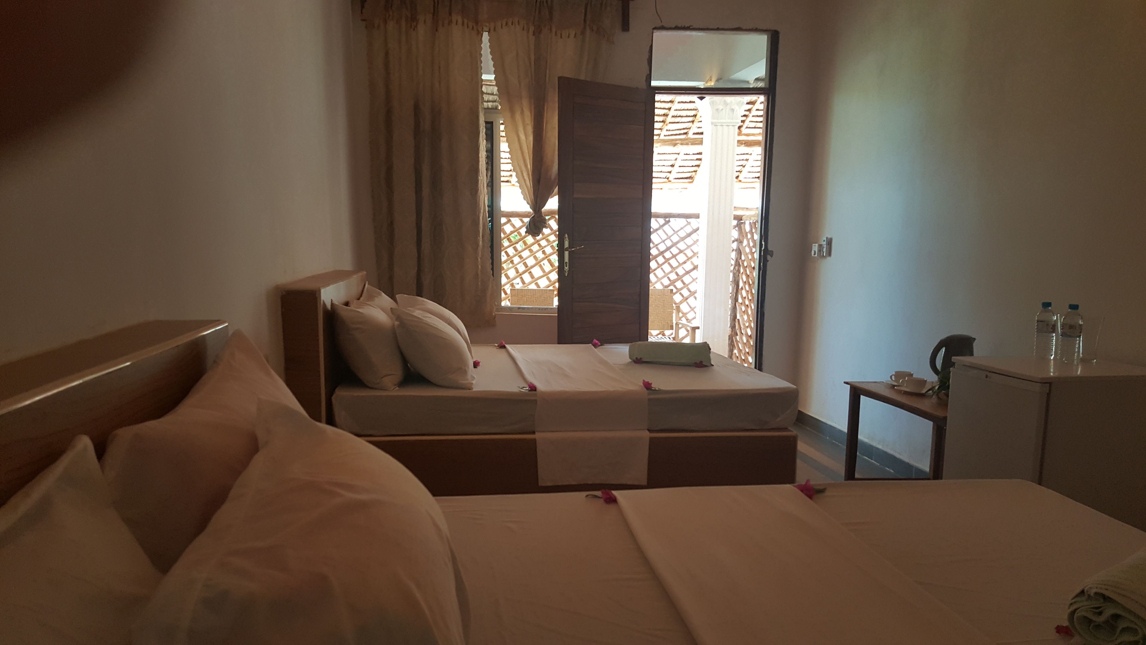 Um quarto com uma cama, um sofá-cama, uma mesinha e um armário.