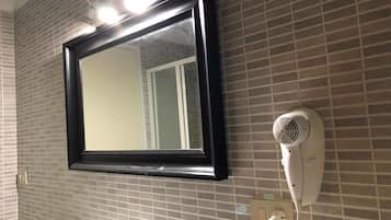 Quarto Triplo, vista para o jardim | Casa de banho | Um polibã, um chuveiro fixo, artigos de higiene pessoal grátis