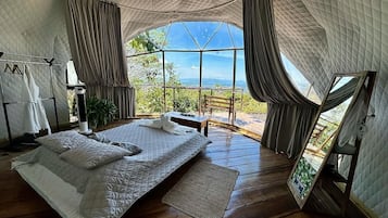 Tenda Romântica, 1 cama queen-size, banheira de hidromassagem grande, junto à montanha | 1 quarto, roupa de alta qualidade, minibar, com decoração personalizada