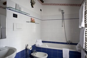 Quadrupla su due livelli | Casa de banho | Artigos de higiene pessoal grátis, um secador de cabelo, um bidé 