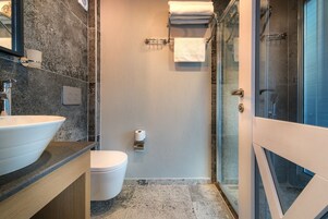 Chuveiro, produtos de toalete grátis, secador de cabelo, chinelos