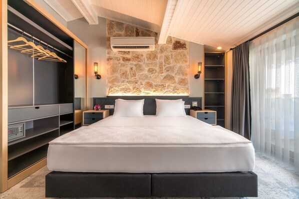 Quarto casal | 1 quarto, frigobar, cofres nos quartos, individualmente mobiliados