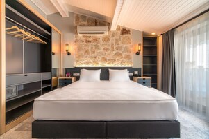 Quarto casal | 1 quarto, frigobar, cofres nos quartos, individualmente mobiliados